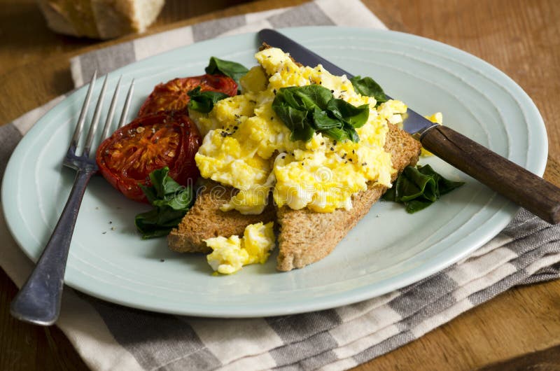 Toast mit Spinat und Ei stockfoto. Bild von poschiert - 79752718
