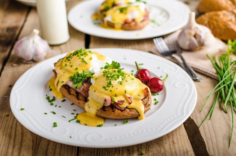 Eier Benedict Mit Starkem Schnitt-Schinken Stockfoto - Bild von morgen ...