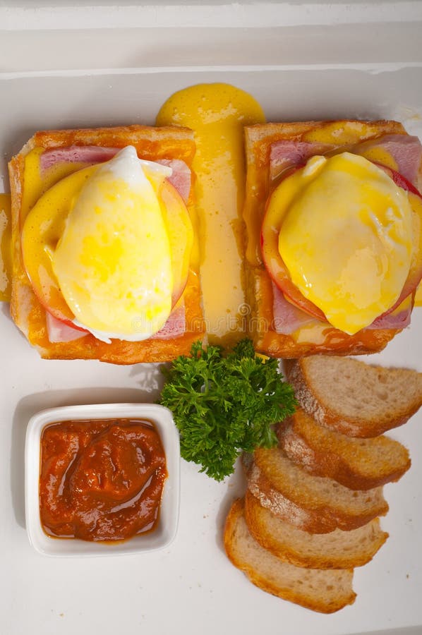 Eier Benedict Auf Brot Mit Tomate Und Schinken Stockbild - Bild von ...