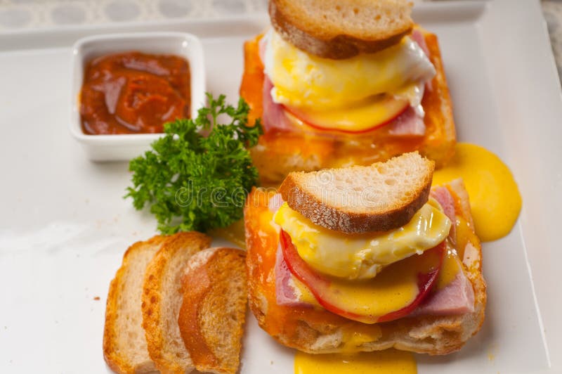 Eier Benedict Auf Brot Mit Tomate Und Schinken Stockfoto - Bild von ...