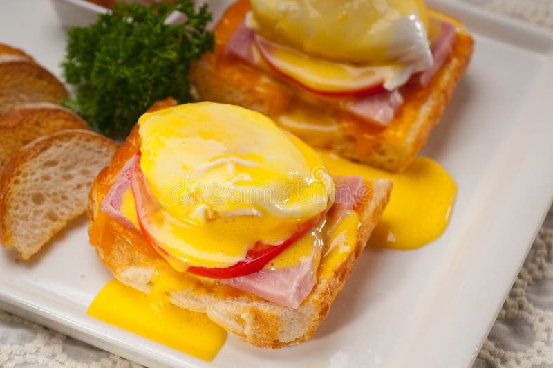 Eier Benedict Auf Brot Mit Tomate Und Schinken Stockbild - Bild von ...