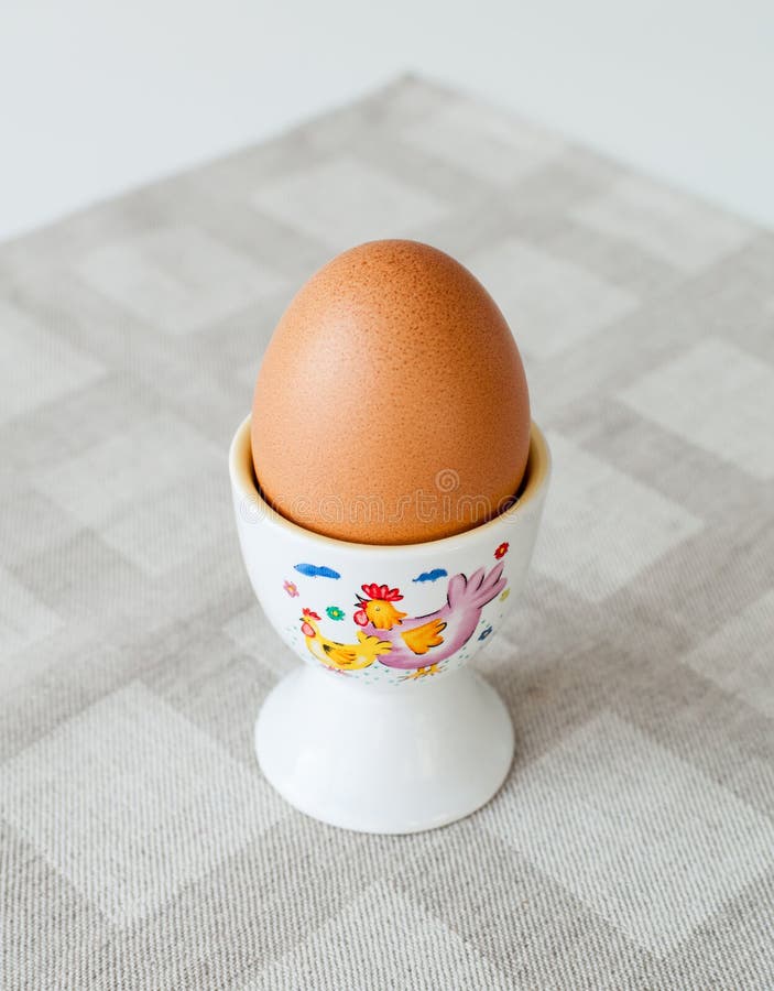 Egg in einem Eierbecher stockbild. Bild von feier, behälter - 525515