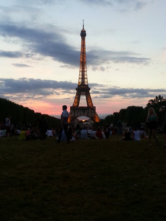 Eiffel tower editorial photo. Image of paris, cloud, dusk - 96180396