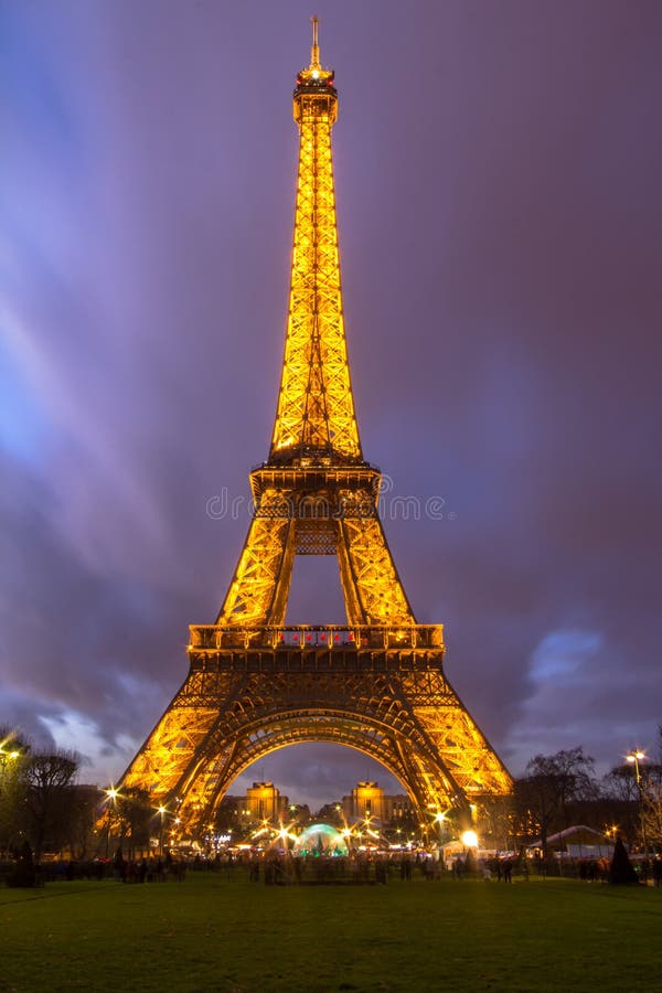 Eiffeltorn På Skymning I Paris, Frankrike Redaktionell Arkivbild - Bild ...