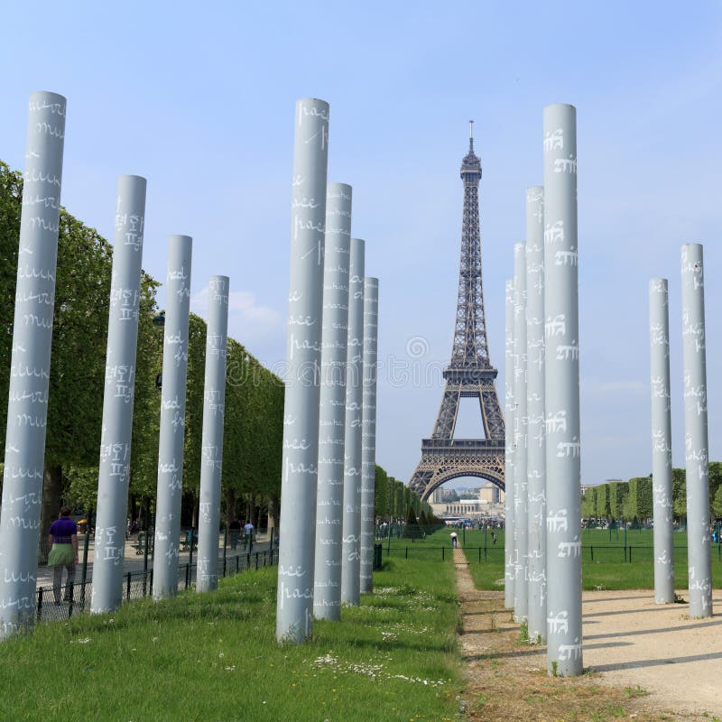 Eiffelturm Und Das Denkmal Zum Frieden, Paris Redaktionelles Foto ...
