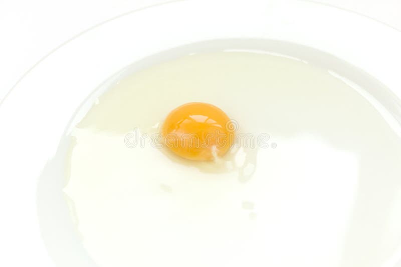 Eigelb auf der Platte stockfoto. Bild von frisch, eigelb - 27263092