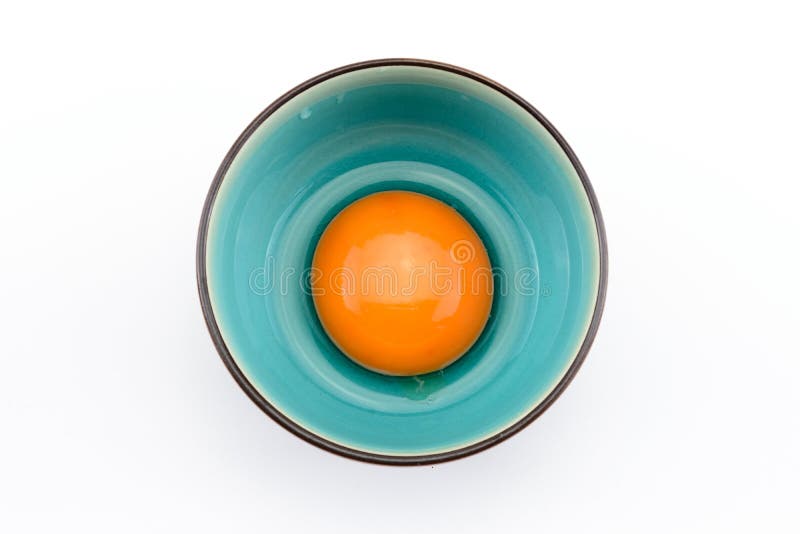Ei Mit Eigelb in Einer Schale Auf Einem Gelben Hintergrund. Ein Konzept ...