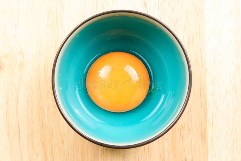 Ei Mit Eigelb in Einer Schale Auf Einem Gelben Hintergrund. Ein Konzept ...