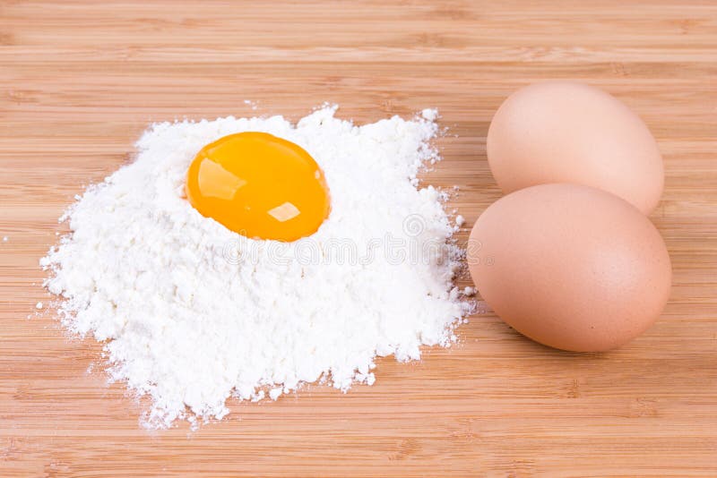 Eigelb Des Eies Der Haushennen Und Des Weizenmehls Stockbild - Bild von ...