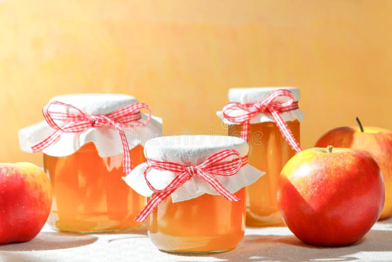 Eigengemaakte De Kruikenappelen Van De Appelgelei Stock Afbeelding ...