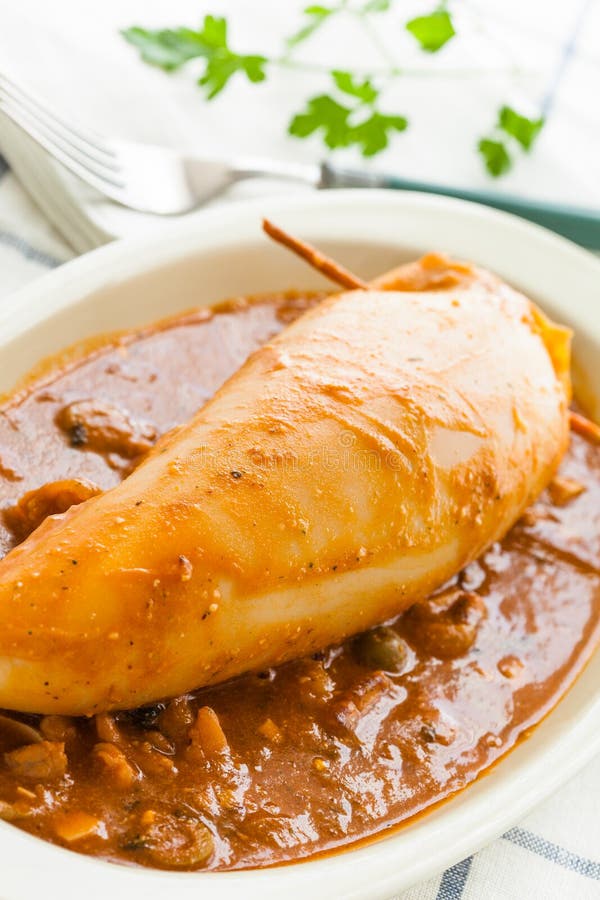 Eigengemaakte Gevulde Pijlinktvis Stock Foto - Image of vissen, brood ...