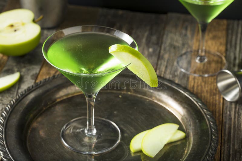 Eigengemaakte Groene Alcoholische Appletini-Cocktail Stock Afbeelding ...