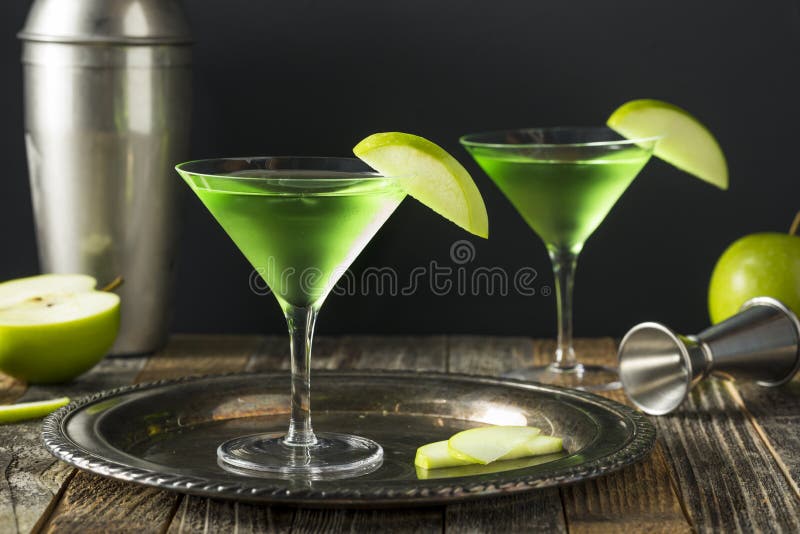 Eigengemaakte Groene Alcoholische Appletini-Cocktail Stock Afbeelding ...