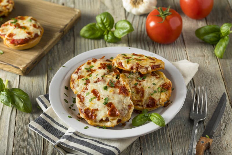 Zelfgemaakte Mini Pizza Bagels Met Pepperoni Stock Foto - Image of ...