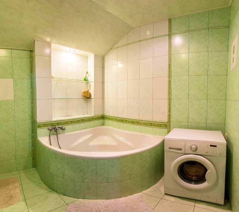 Eigentijds Badkamers Binnenlands, Groot Bad Stock Foto - Image of ...