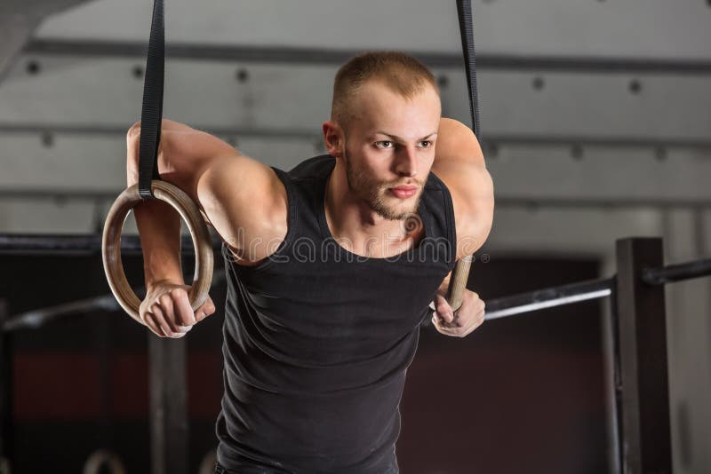 Eignungs-Mann-Trainings-Arme Mit Gymnastik-Ringen Stockbild - Bild von ...