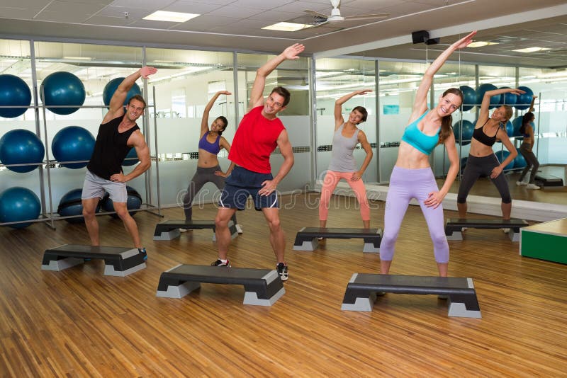 Eignungsklasse, Die Stepp-Aerobic Tut Stockfoto - Bild von gruppe ...