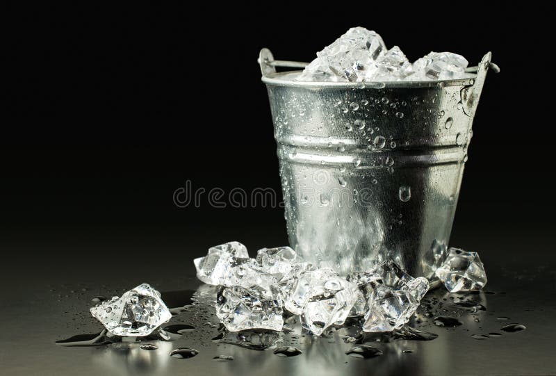 Eimer mit Eis stockbild. Bild von partei, alkohol, nahrung - 40221757