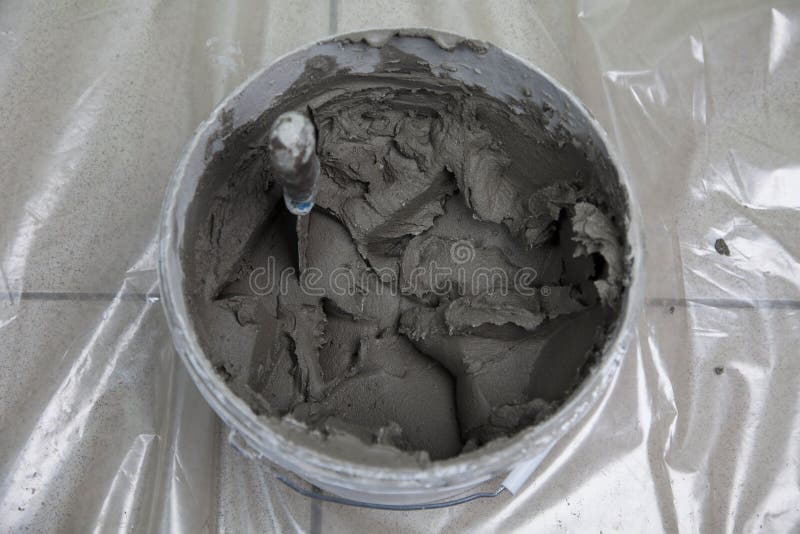 Eimer Mit Putz Und Der Spachtel Stockfoto - Bild von struktur ...