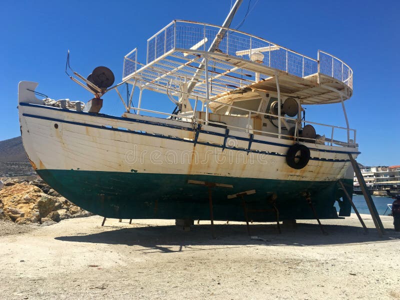 Ein Altes Fischerboot Wird Auf Dem Strand Verankert Stockfoto - Bild ...