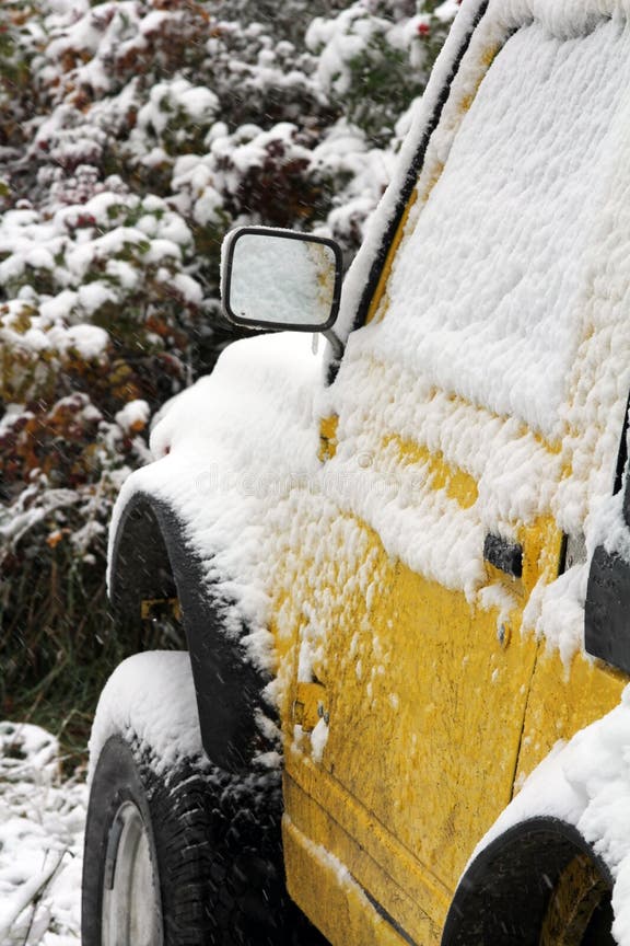 Ein Auto im Winter stockfoto. Bild von frei, unfall, platte - 27568672
