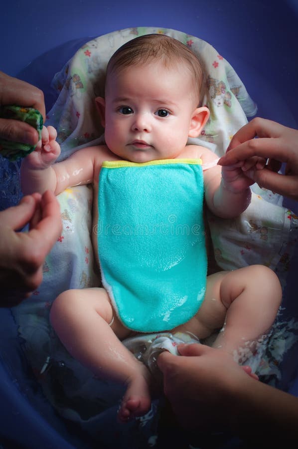 Ein Baby, Das in Der Badewanne Badet Stockfoto - Bild von tropfen ...