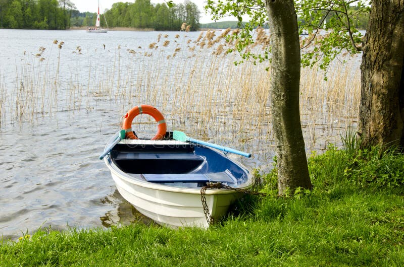 Ein Boot Auf See Mit Lebenboje Stockbild - Bild von reise, boot: 26930091