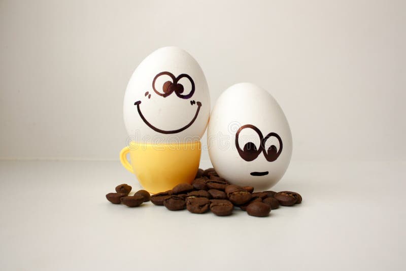 Ein Ei Mit Einem Gesicht Lustig Und Süß Zwei Eier Stockfoto - Bild von ...