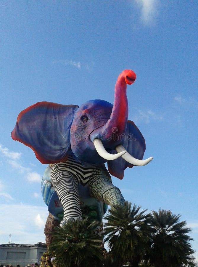 Ein Elefant in Toskana redaktionelles stockfotografie. Bild von italien ...