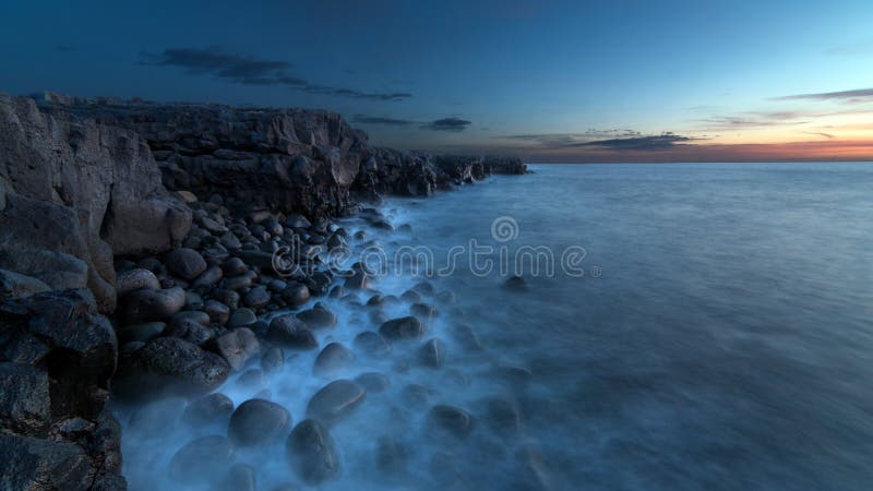 Ein felsiger Strand stockbild. Bild von feuer, dämmerung - 30436947