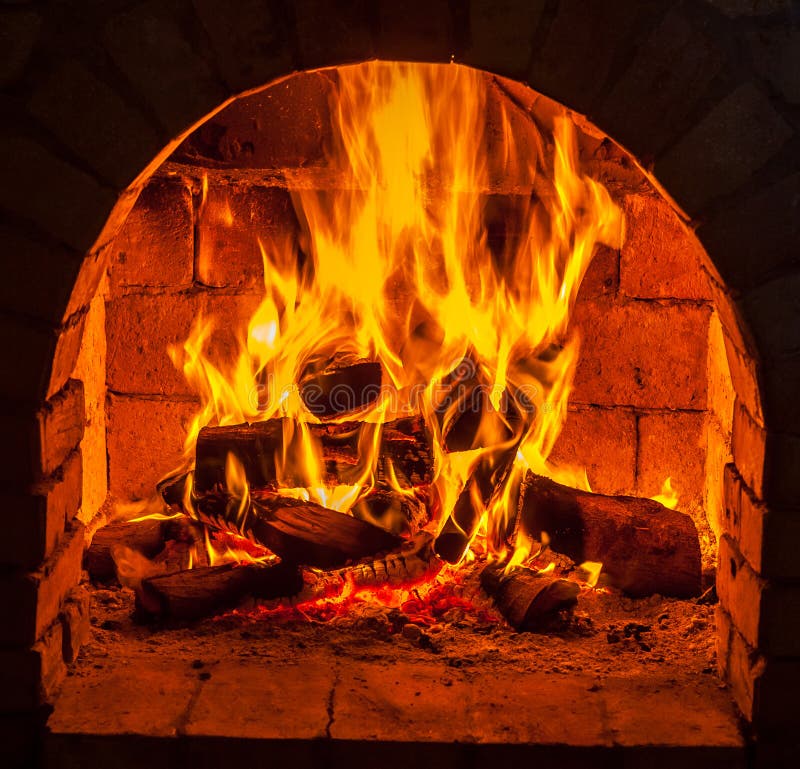 Ein Feuer Brennt In Einem Kamin, Feuer, Um Warm Zu Halten Stockbild ...