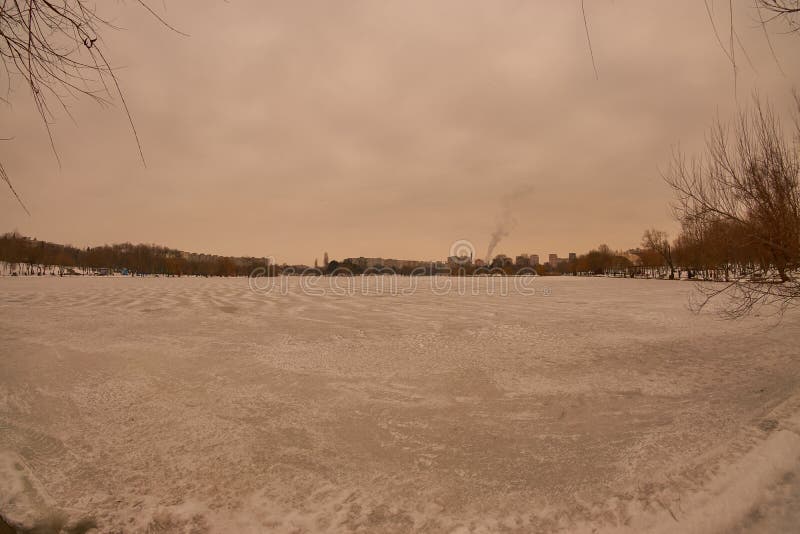 Ein Gefrorener See in IOR-Park Im Winter Stockfoto - Bild von dämmerung ...