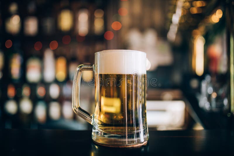 Zwei Glas Biere stockfoto. Bild von gold, alkohol, hintergrund - 86705018