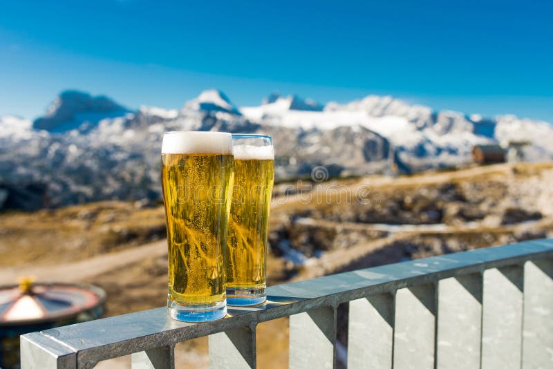 Bier In Der Alpinen Landschaft Stockfoto - Bild von hoch, dolomites ...