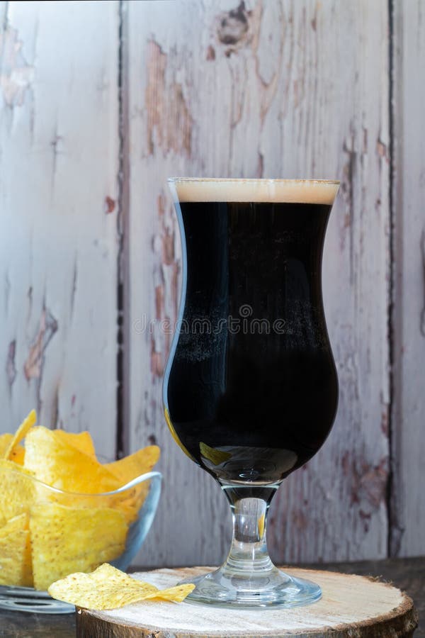 Ein Glas Kaltes Dunkles Bier Stockbild - Bild von gebräu, glaswaren ...