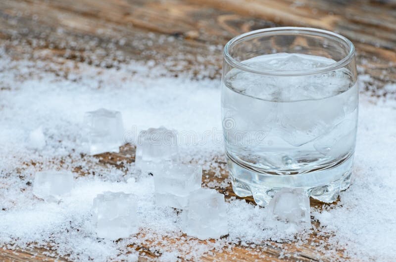 Eis und Wasser im Glas stockfoto. Bild von eisig, nahrung - 47571760