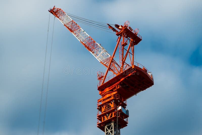 Roter großer Kran stockfoto. Bild von gebäude, technik - 1090004
