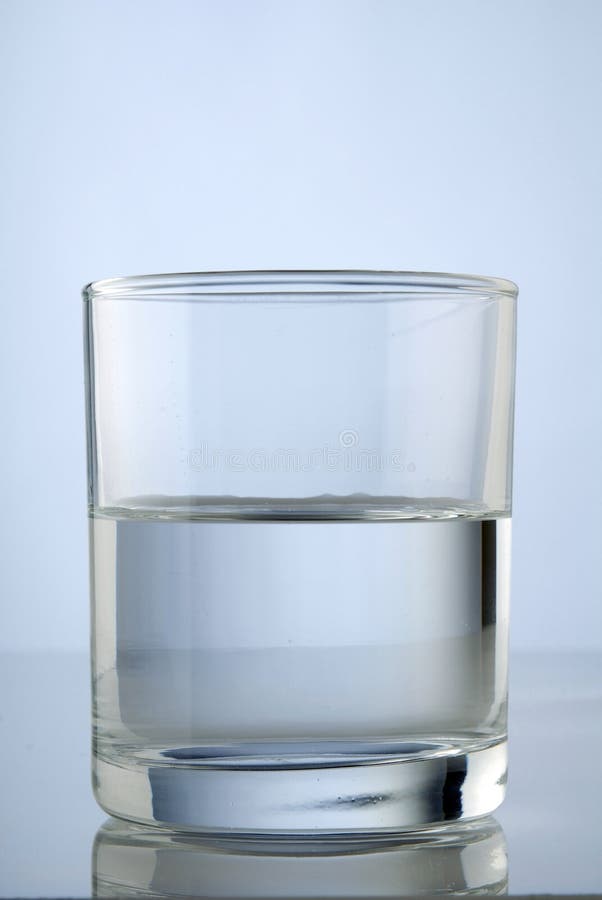 Ein Halb Volles Glas Wasser Stockfoto - Bild von glas, trinkbar: 40319348