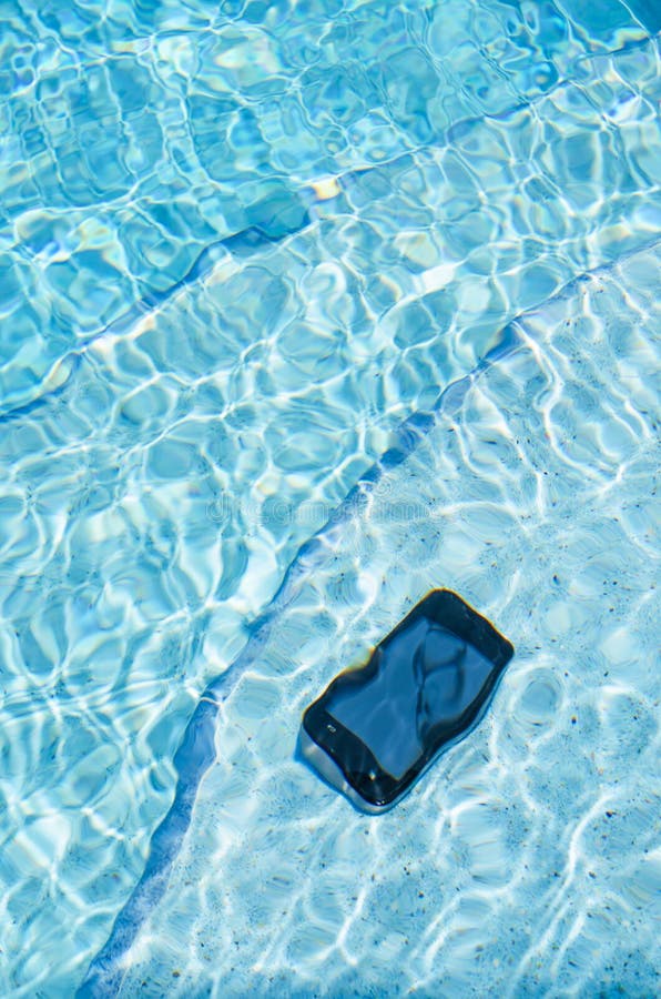 Ein Handy, Der Auf Die Schritte Eines Pool Underwater Legt Stockbild ...