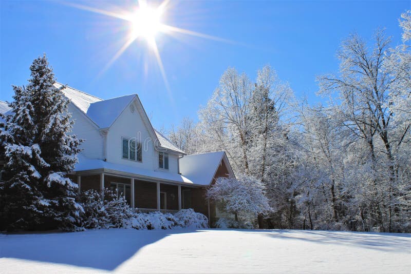 Das Rote Haus Im Schnee-mit Einer Kappe Bedeckten Berg In Island ...