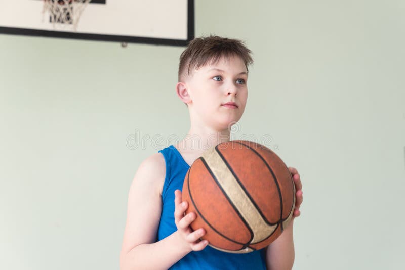 Ein Junge mit dem Ball stockfoto. Bild von person, sport - 90170802