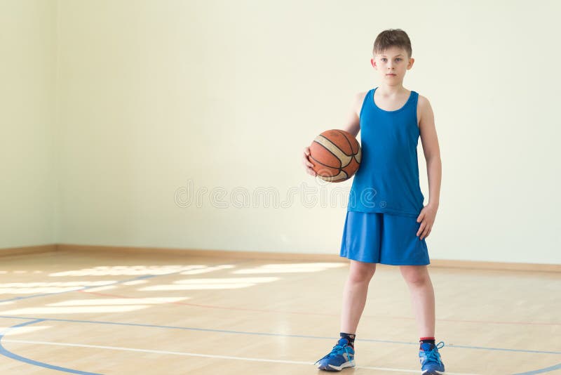 Ein Junge mit dem Ball stockfoto. Bild von person, sport - 90170802