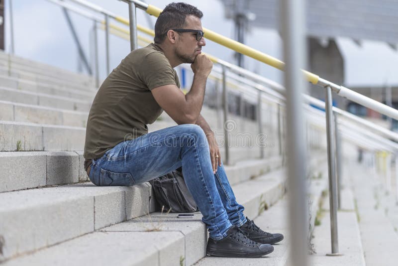 Ein Junger Mann, Der in Der Depression Im Freien Verlief Stockfoto ...