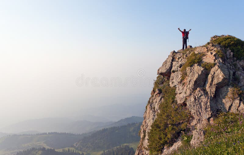 Ein Junger Mann an Der Spitze Stockbild - Bild von landschaft, freizeit ...