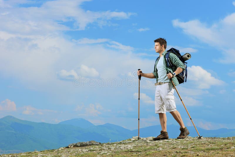 Ein Junger Wanderer Mit Dem Wanderer, Der Im Berg Wandert Stockfoto ...