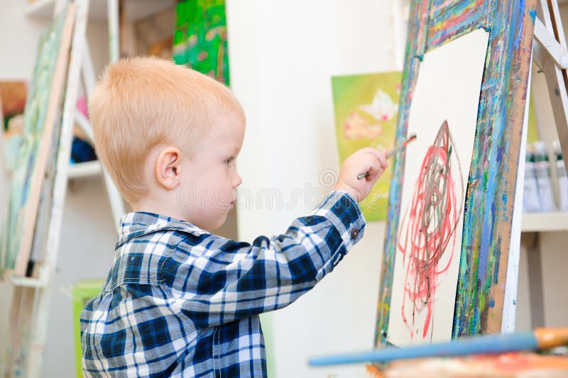 Ein Kind Zeichnet Ein Bild Malt Auf Kunstlektion Stockbild - Bild von ...