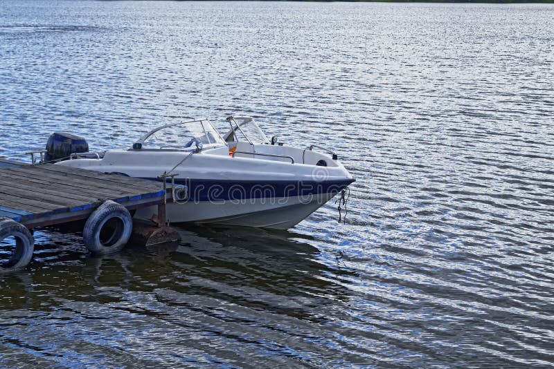 Ein kleines Motorboot stockfoto. Bild von motorboot - 118903146