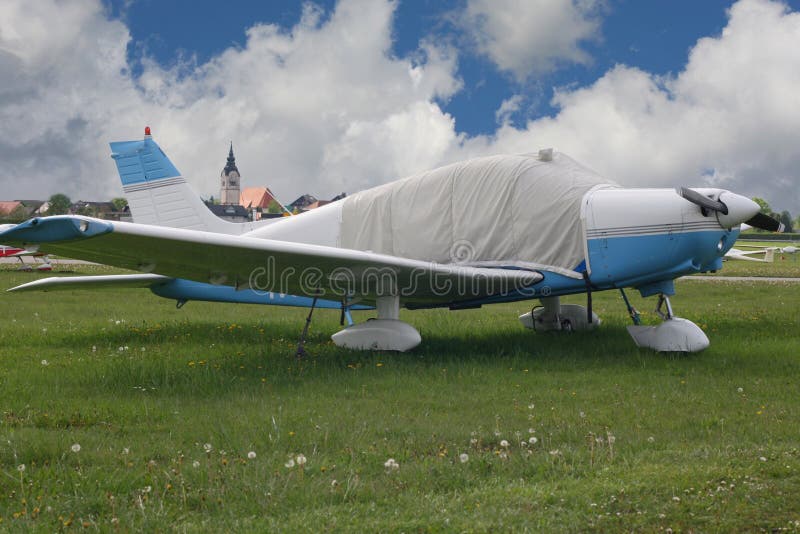 Kleines Flugzeug Mit Propeller Stockbild - Bild von blau, transport ...