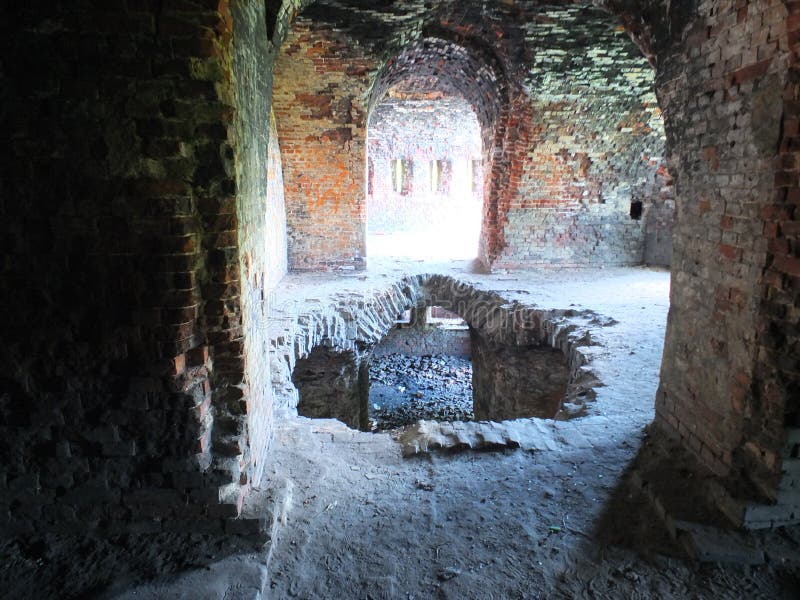Ein Loch Im Boden in Der Festung Stockbild - Bild von festung, loch ...