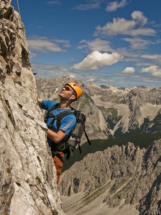 Kaukasischer Männlicher Bergsteiger, Der Eine Steile Wand Steigt ...